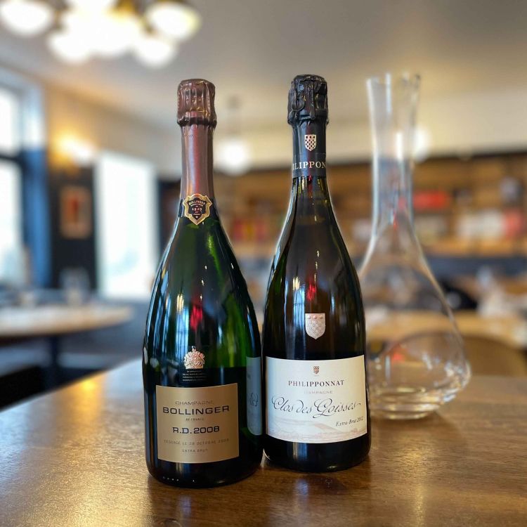 - Bør man ha på smoking på seg når man drikker Bollinger RD 2008 ...