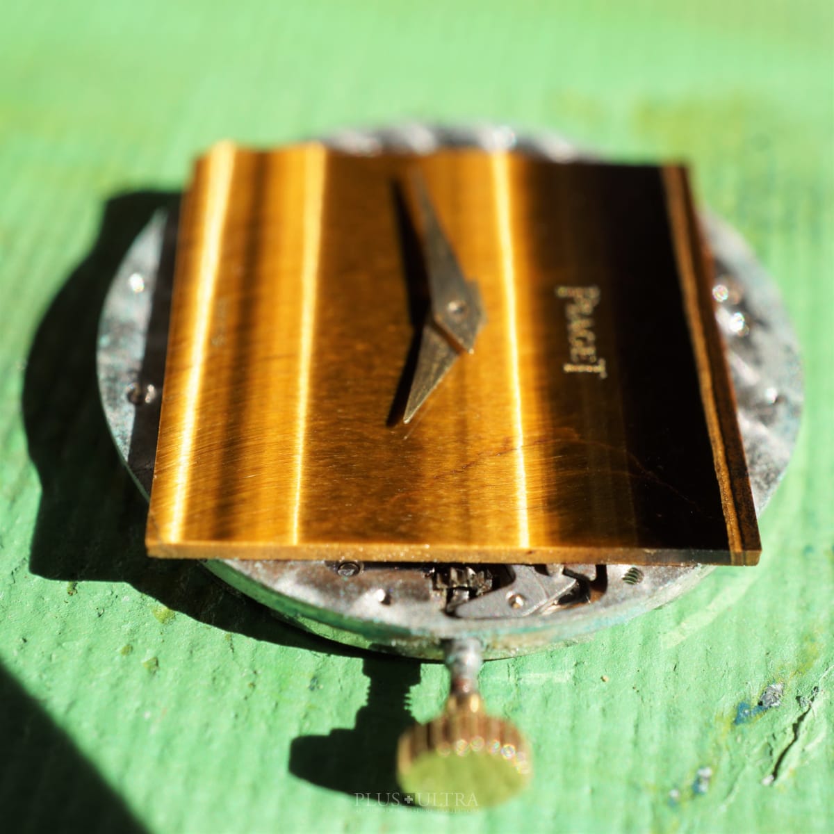 Dial & Bezel: Tigereye & Guilloche / Clous-de-Paris | Plus Ultra AG