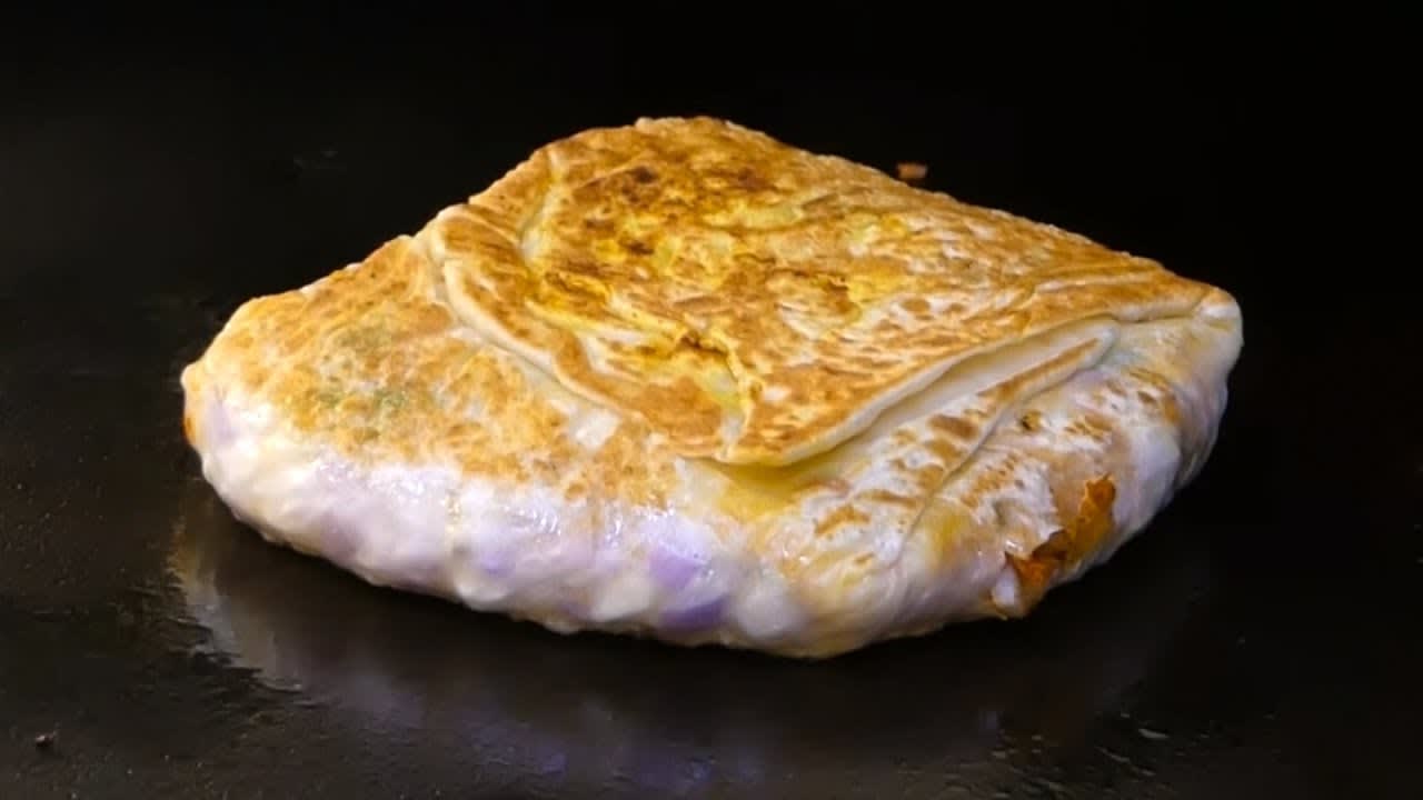 Very Rare Style Egg Recipe | pondy parottas Famous EGG KOTHU PAROTTA ...