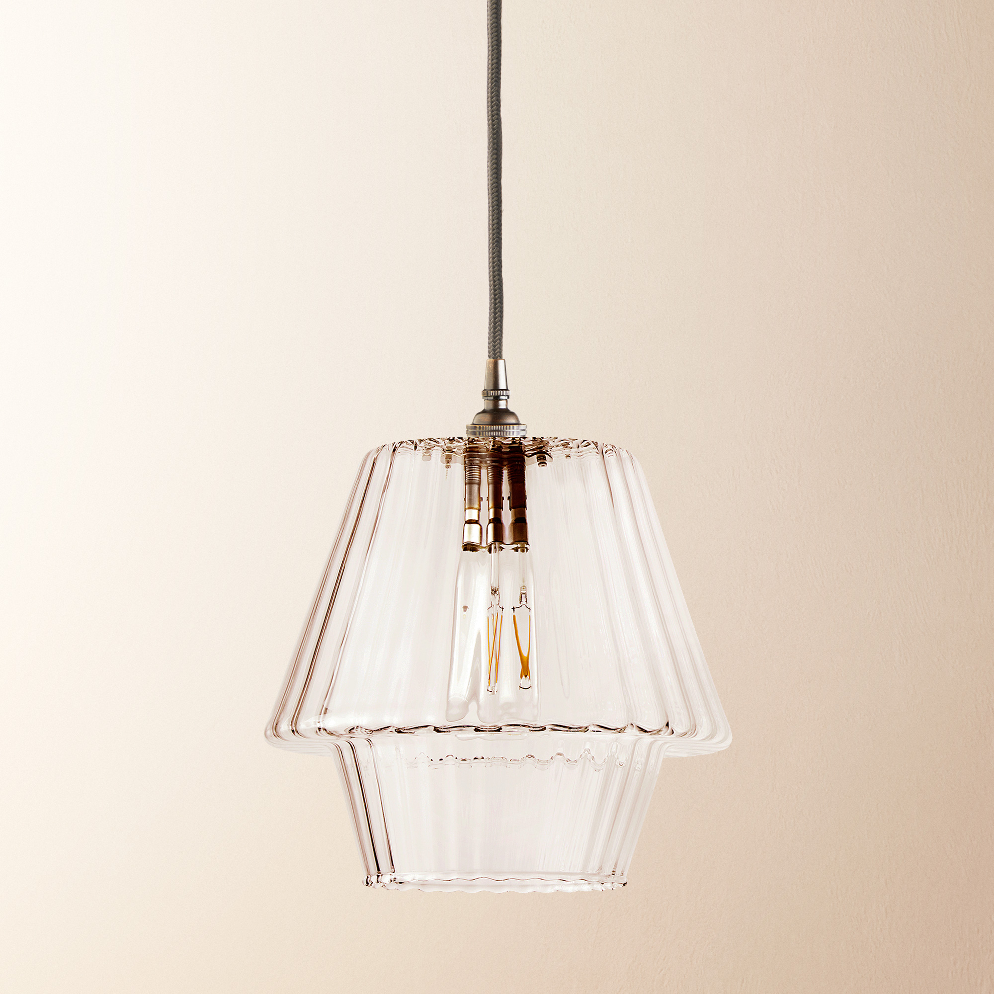 Outline pendant in clear glass