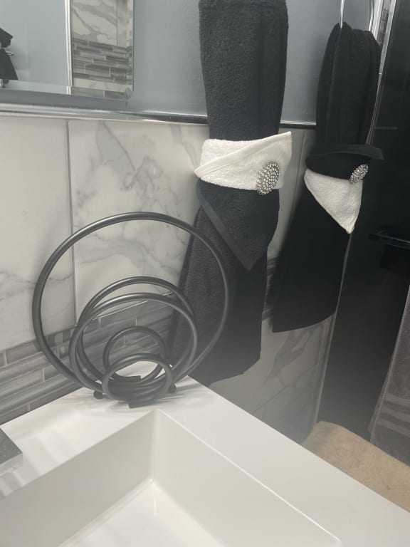 Black Metal Loop Figurine, 12"