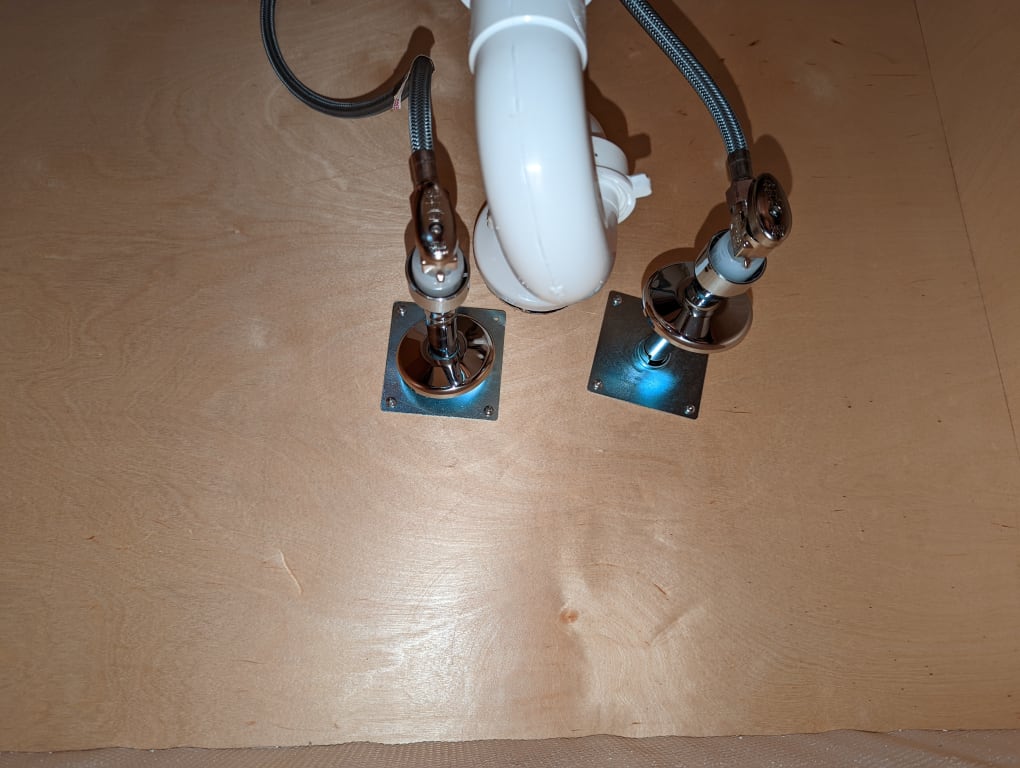 F5200500 - Uponor (Wirsbo) F5200500 - 1/2" Plastic Drop Ear Bend Support