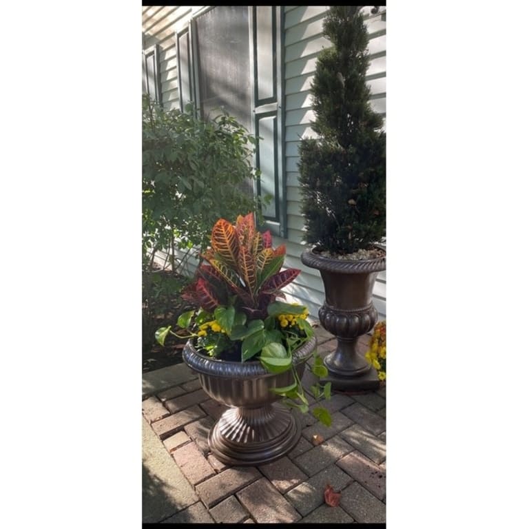 Southern Patio Dynamic Design Outdoor 18 In Resin Grecian Urn Planter ...
