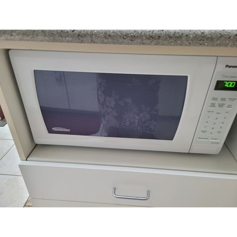 1.6 Cu. Ft. 1250W Genius Sensor Countertop Microwave Oven with Inverter ...