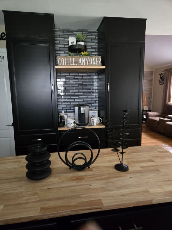 Black Metal Loop Figurine, 12"