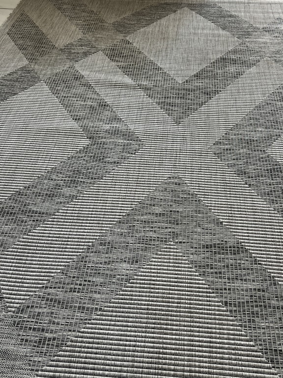 (E219) Grey Diamond Design Indoor & Outdoor Area Rug, 7x10