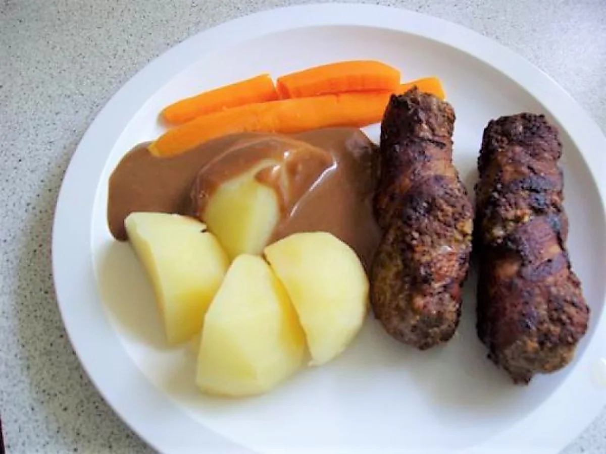 Oksekødsruller med bacon - Opskrift på Oksekødsruller med bacon