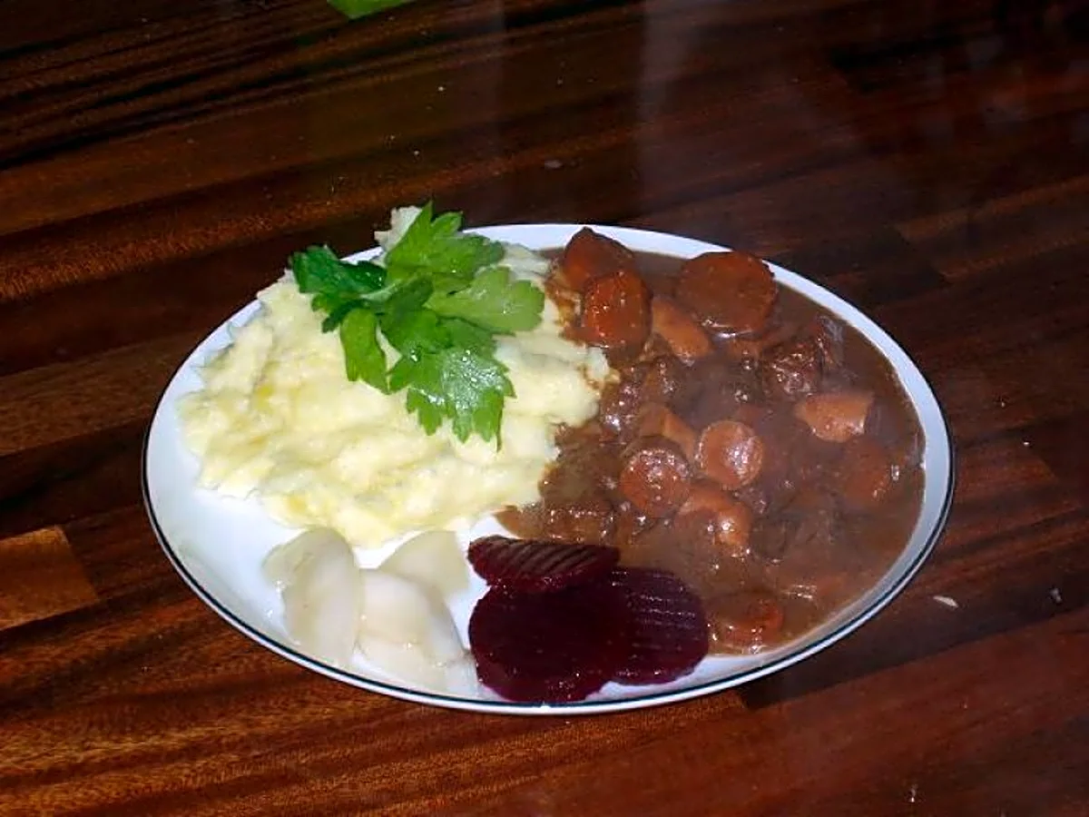 Gullasch - Opskrift på Gullasch