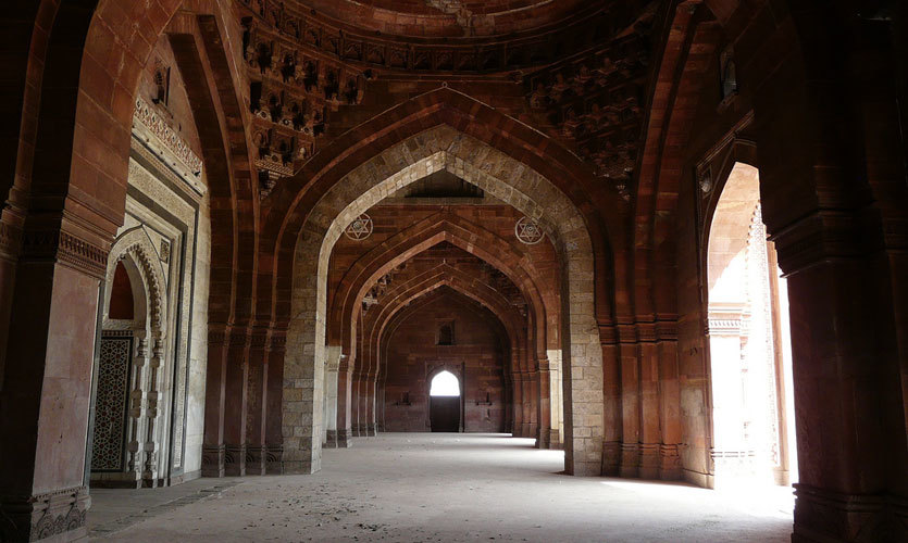 Explore Qila-i-Kuhna Masjid Located Inside One Of India's Oldest Forts ...