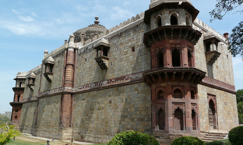 Explore Qila-i-Kuhna Masjid Located Inside One Of India's Oldest Forts ...
