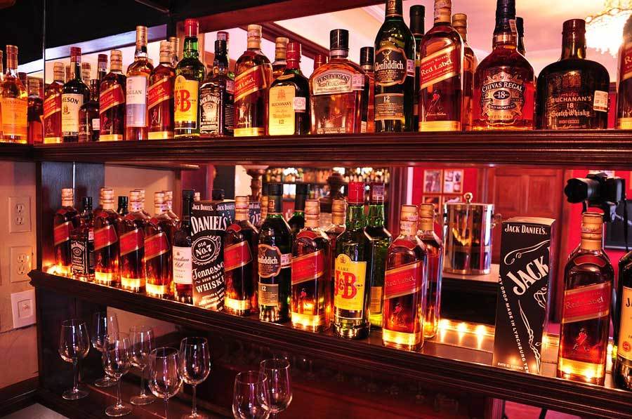 5 Amazing Bars In Town That Sell You Booze At MRP Rates Or Less!