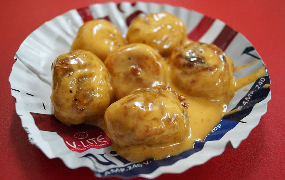 All Kinds Of Gravy Momos We Tried @ The Legendary Mom Hand Momos In Satya