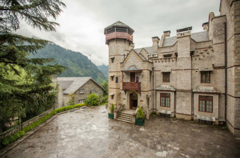 13 Himalayan Hotels Nestled Among Rugged Mountains That Will Take Your ...