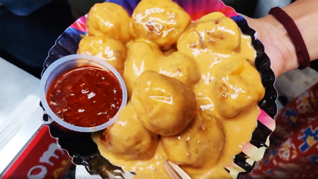 gravy Veg momos At Mom Hand Momos In Satya Niketan | So Delhi
