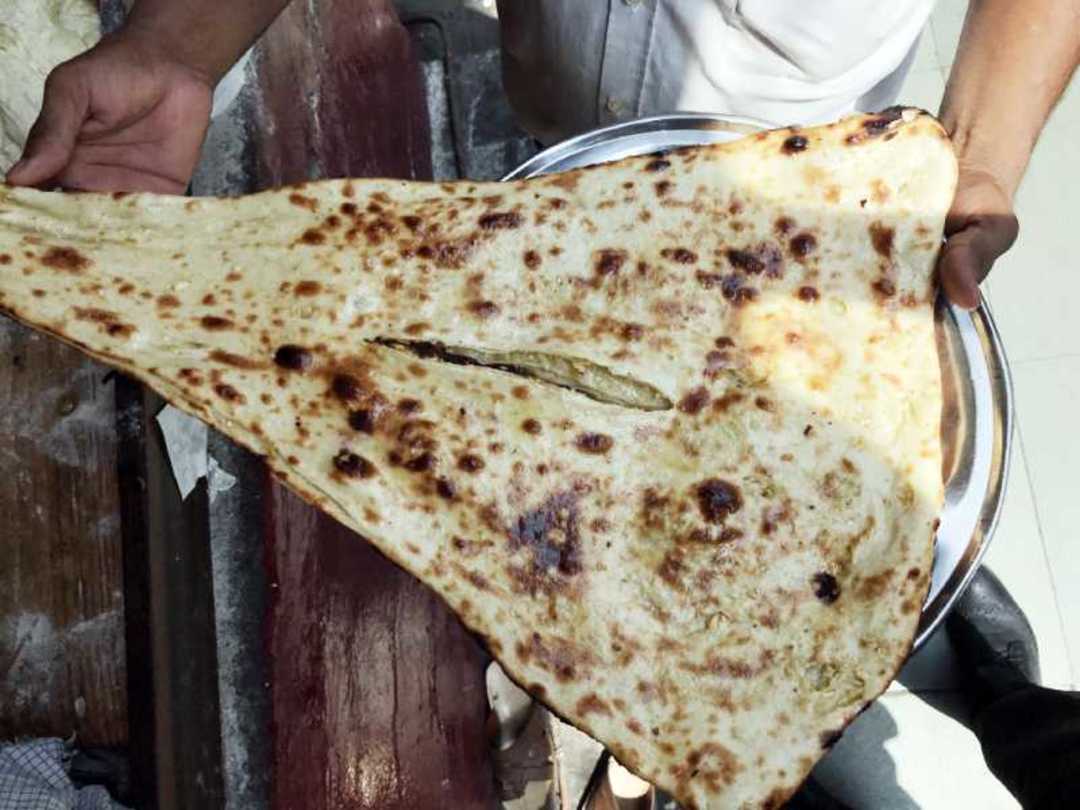 Try This Huge Tandoori Butter Garlic Naan @ Kake Di Hatti | So Delhi