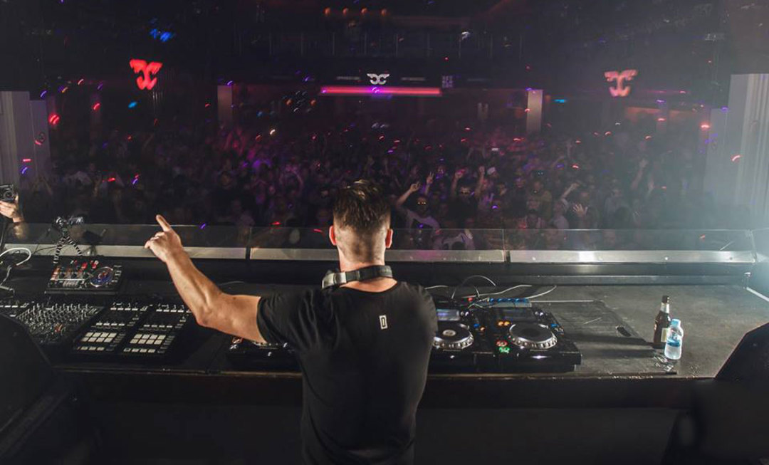 International DJ Jon Rundell Performing @ The Junkyard Cafe, Saket ...