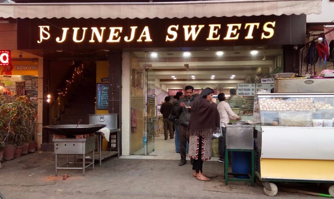 5 Dishes We Tried @ Juneja Sweets | So Delhi