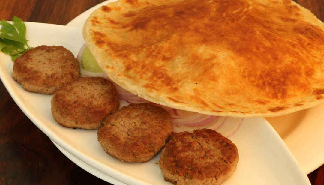 Lucknow Mail Offers Delicious Kebabs & Curry Dishes | So Delhi