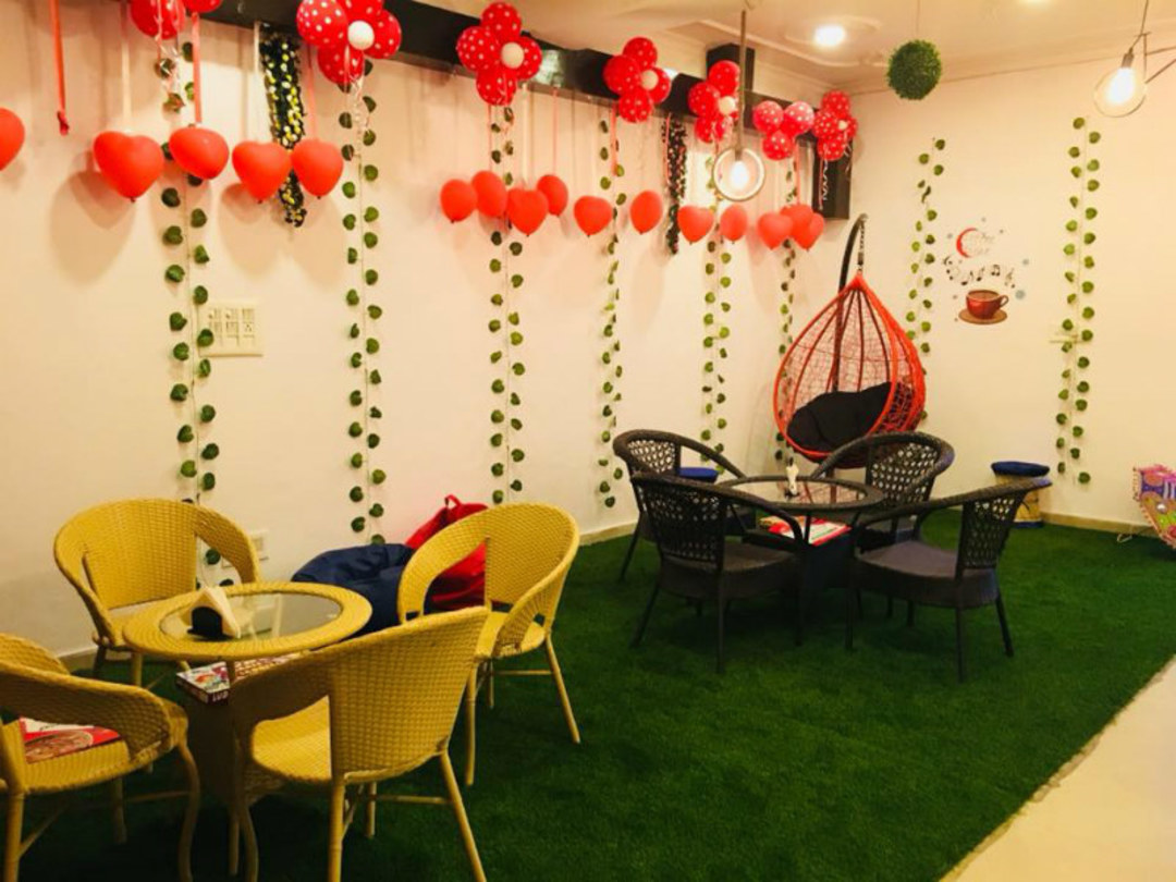 Check Out Meet & Tweet Cafe In Dwarka | So Delhi