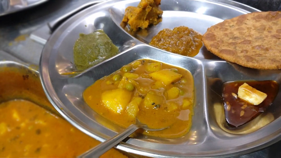 Mirchi Paratha At Pandit Gaya Prasad Shiv Charan Wale | So Delhi