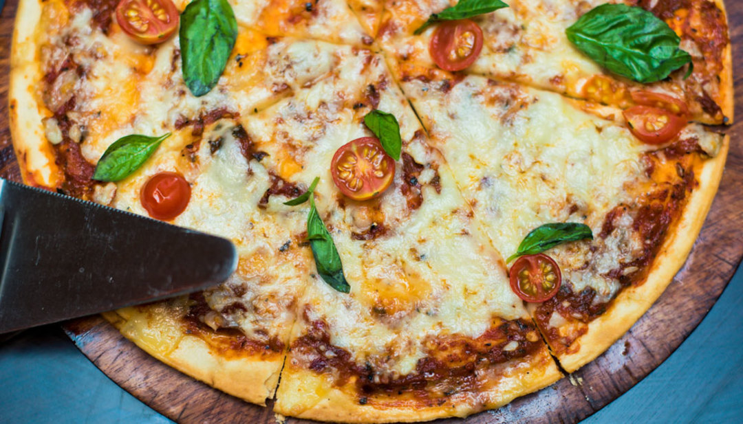 Check Out The Pizzas @ OMG, CP | So Delhi