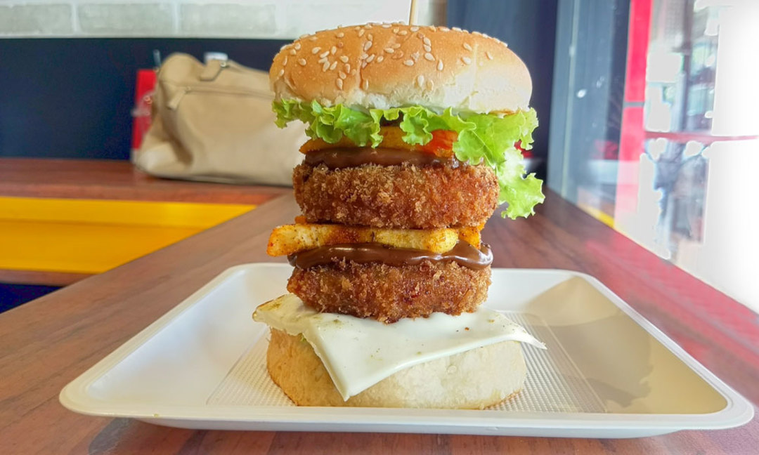 Try The Yummy Dirty Burger @ Uncle's Sip & Bite! | So Delhi