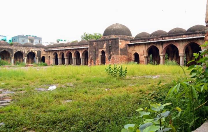 All About The Now-Crumbling Begumpur Mosque | So Delhi