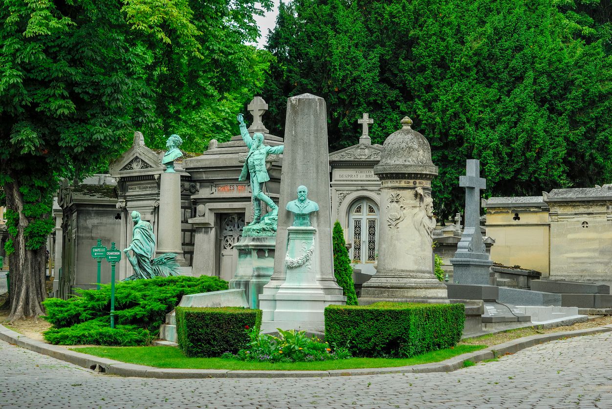Visitez le Père Lachaise : un cimetière mythique à Paris.