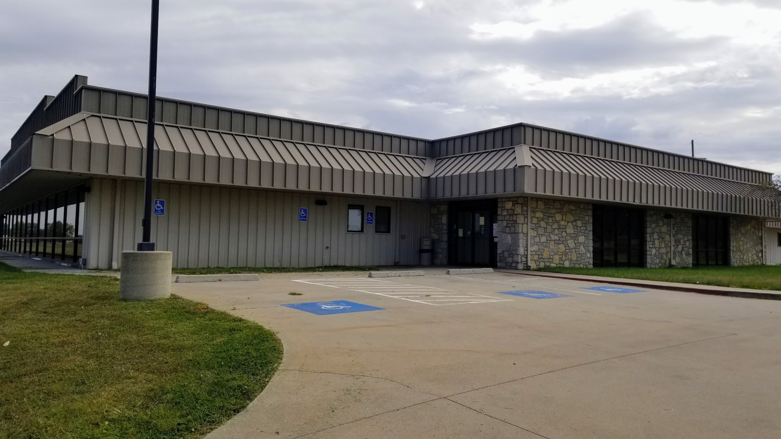 Elizabeth Layton Center: Treatment Options, Amenities & Photos (Paola, KS)