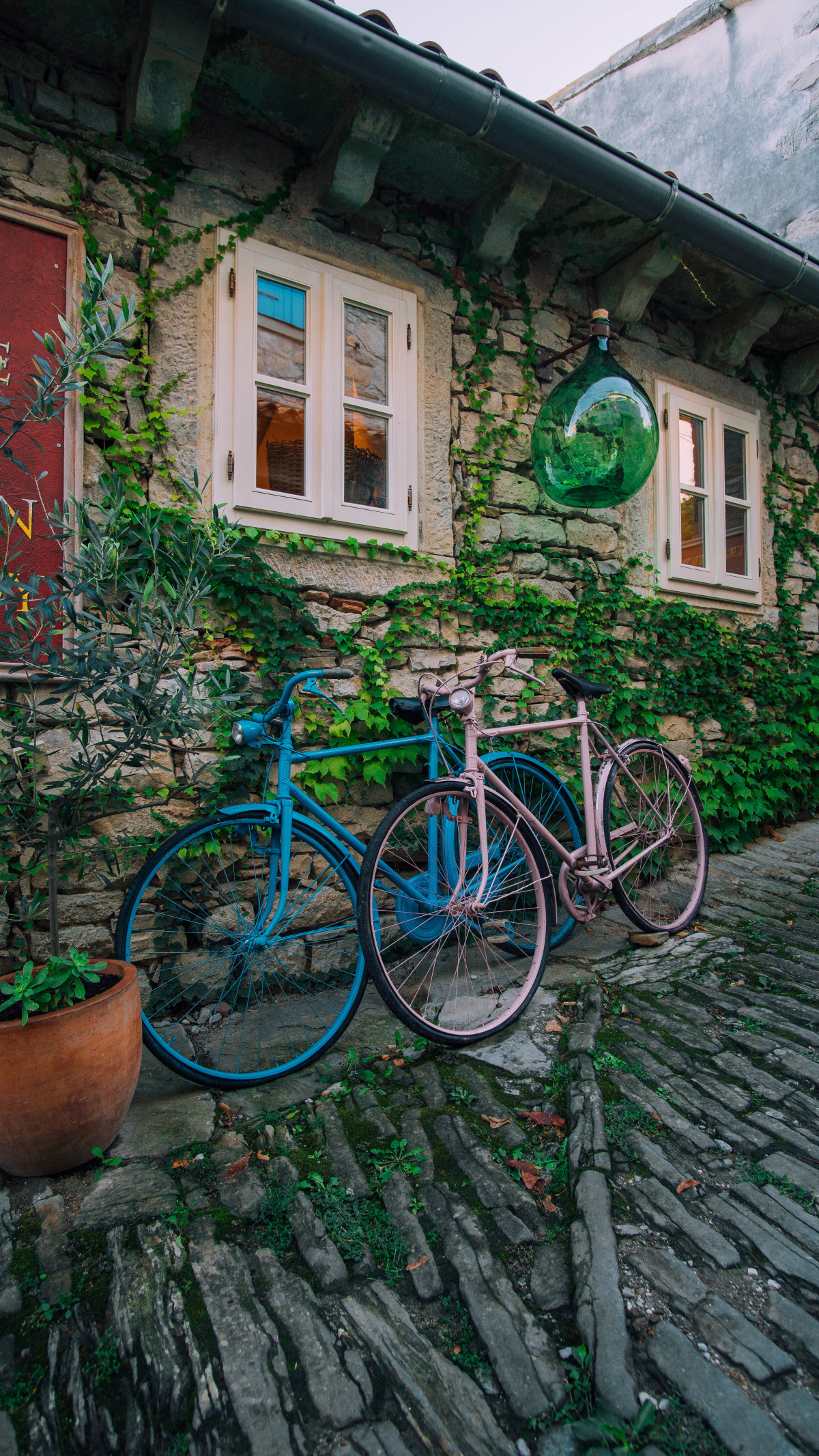 Hum – The Smallest Town In The World | Story | Hero Traveler