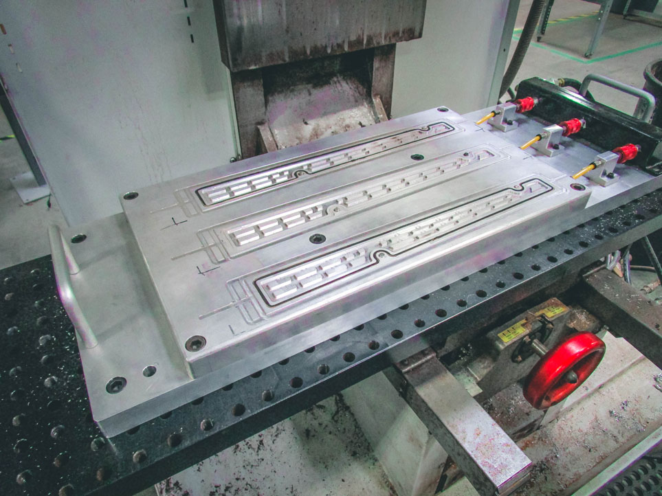 The Return of Guild: Inside the New Factory with the | Reverb News