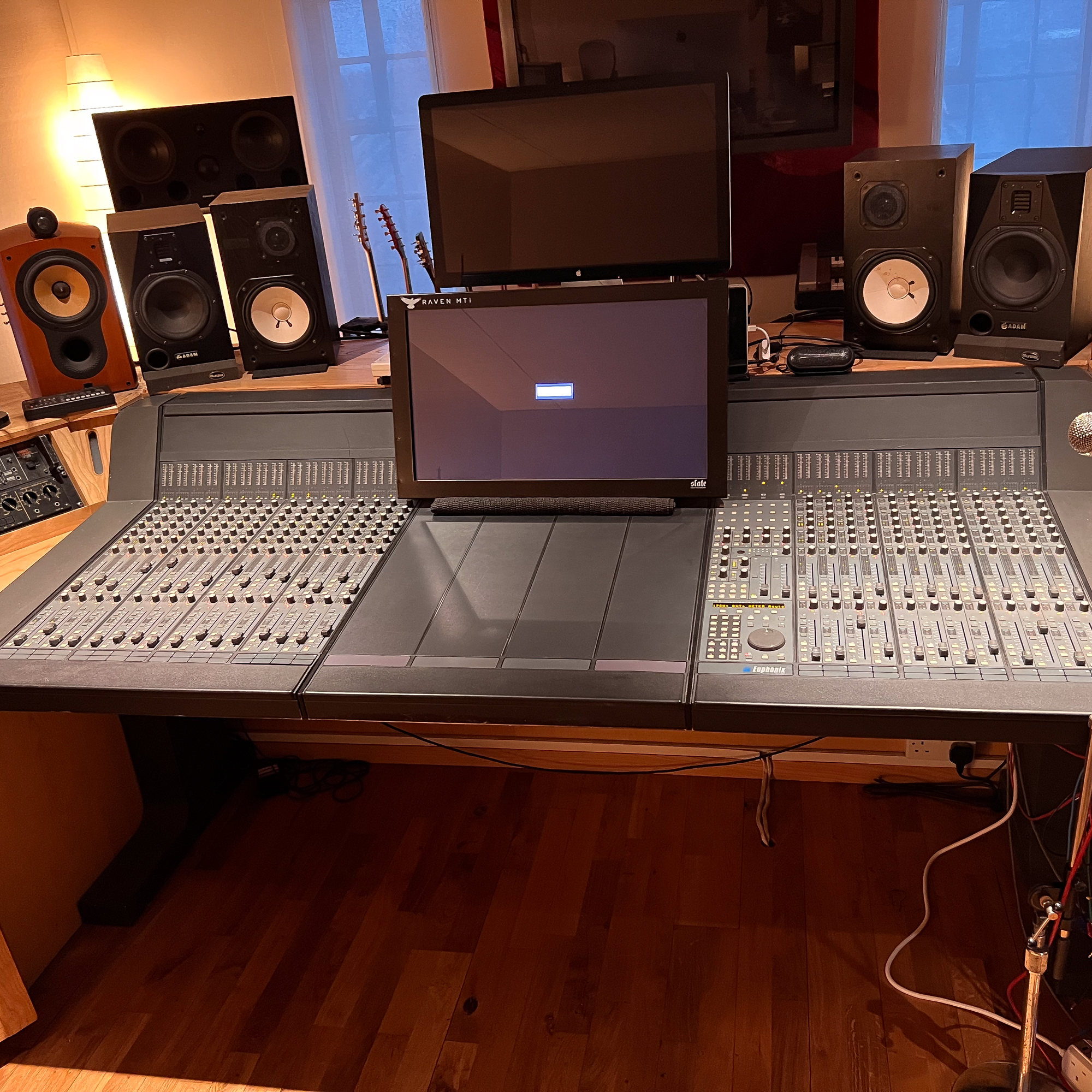 Roxy Music's Phil Manzanera Opens a Reverb Shop | Reverb News