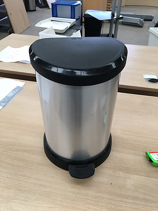 Short curved pedal bin just £0.00 Item ID 14955