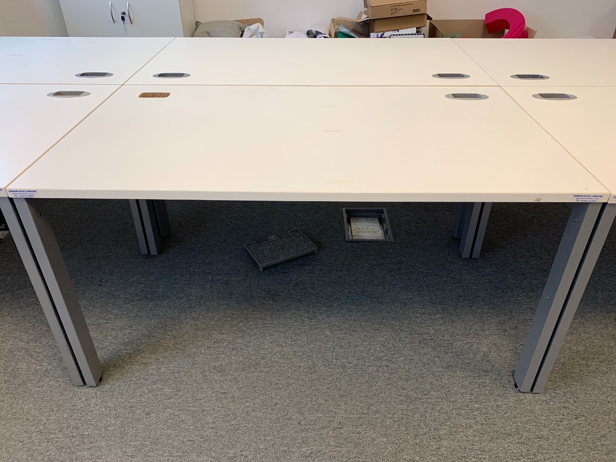 Desk just £15 Item ID 9341