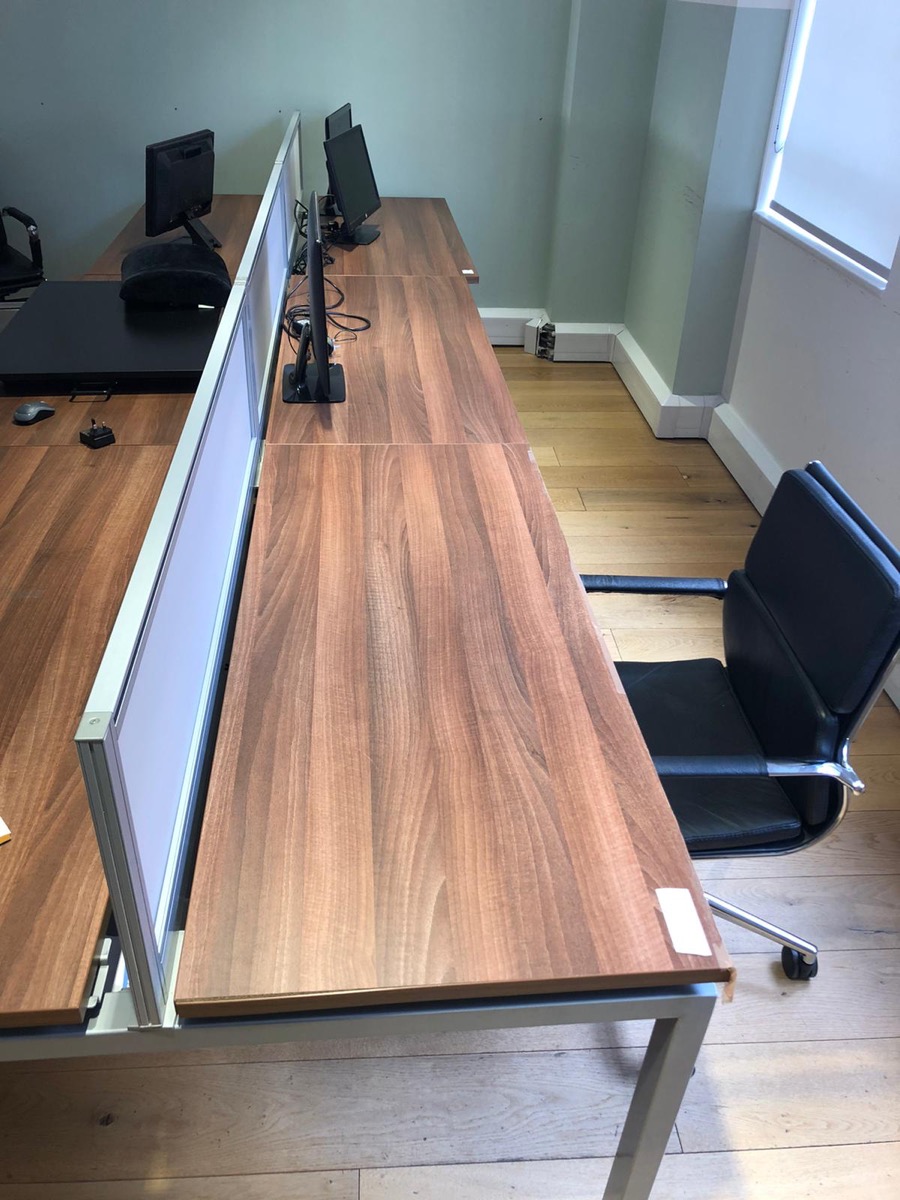 Bank of 6 desks with dividers just £90 Item ID 14401