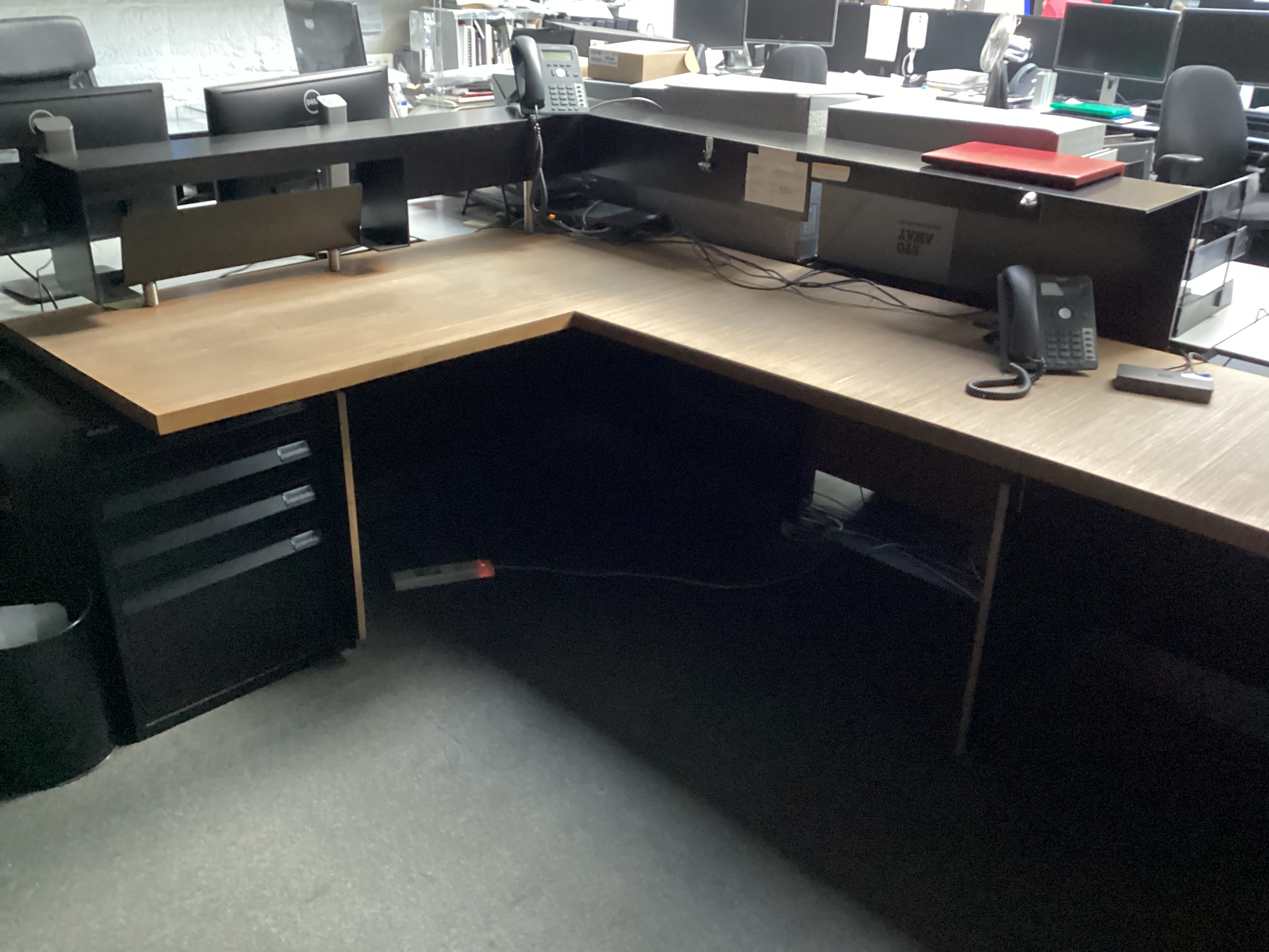 Reception desk 3000 x 1650 x 720 just £20 Item ID 30684