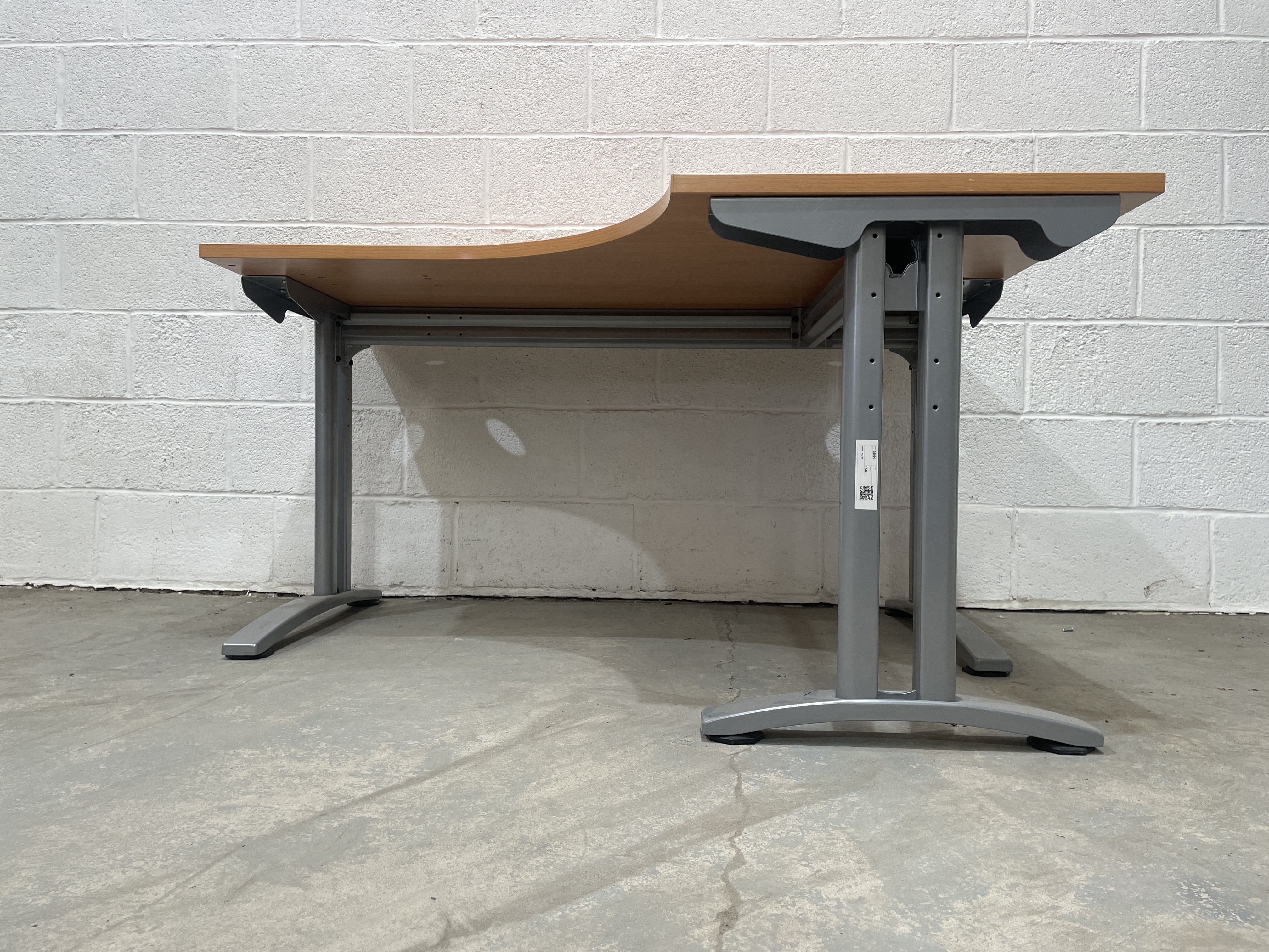 Small corner right hand return desk just £55 Item ID 32994