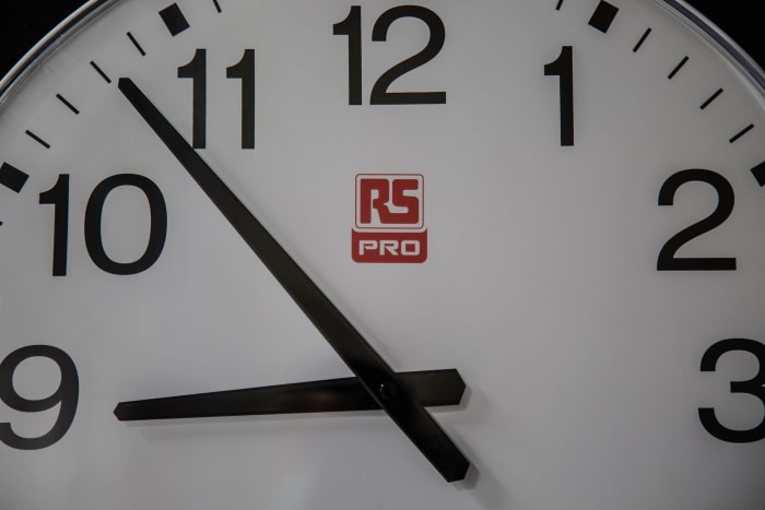RS PRO | RS PRO White Radio Controlled Analogue Clock, 420 mm Diameter ...