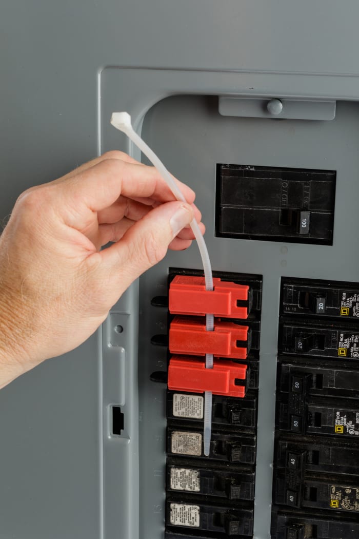 TAGLOCK SWITCH W/ HOLE CIRCT BRK LO EA Brady | Dispositivo de bloqueo ...