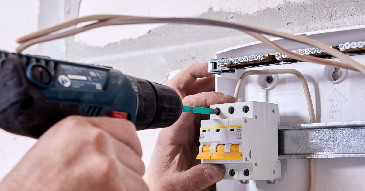 Rehabilitering av sikringsskap – landsdekkende elektrikerkjede med fokus på smarte elektriske ...