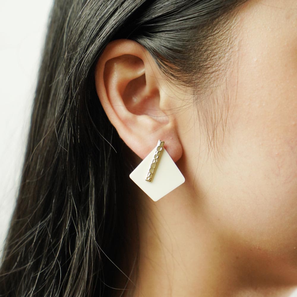 Jual Ataru Anting Geometric Gold Bar Stud Putih Terbaru | Ruparupa