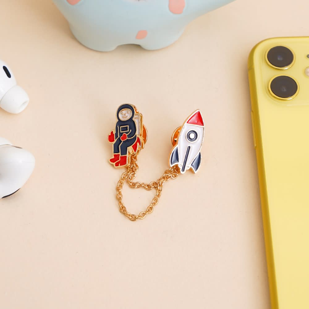 Jual Ataru Pin Enamel Chain Astronaut Terbaru | Ruparupa