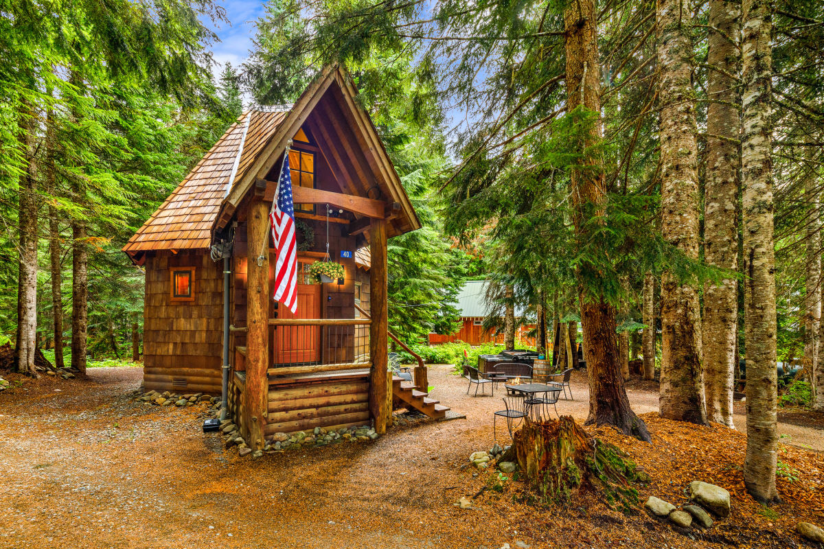 Property Watch: This Snoqualmie Pass Ski Cabin Is Winter Party Central ...