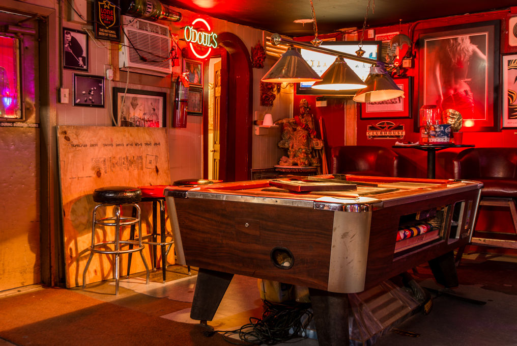 D&W Lounge: The Shifting Shift Bar | Houstonia Magazine