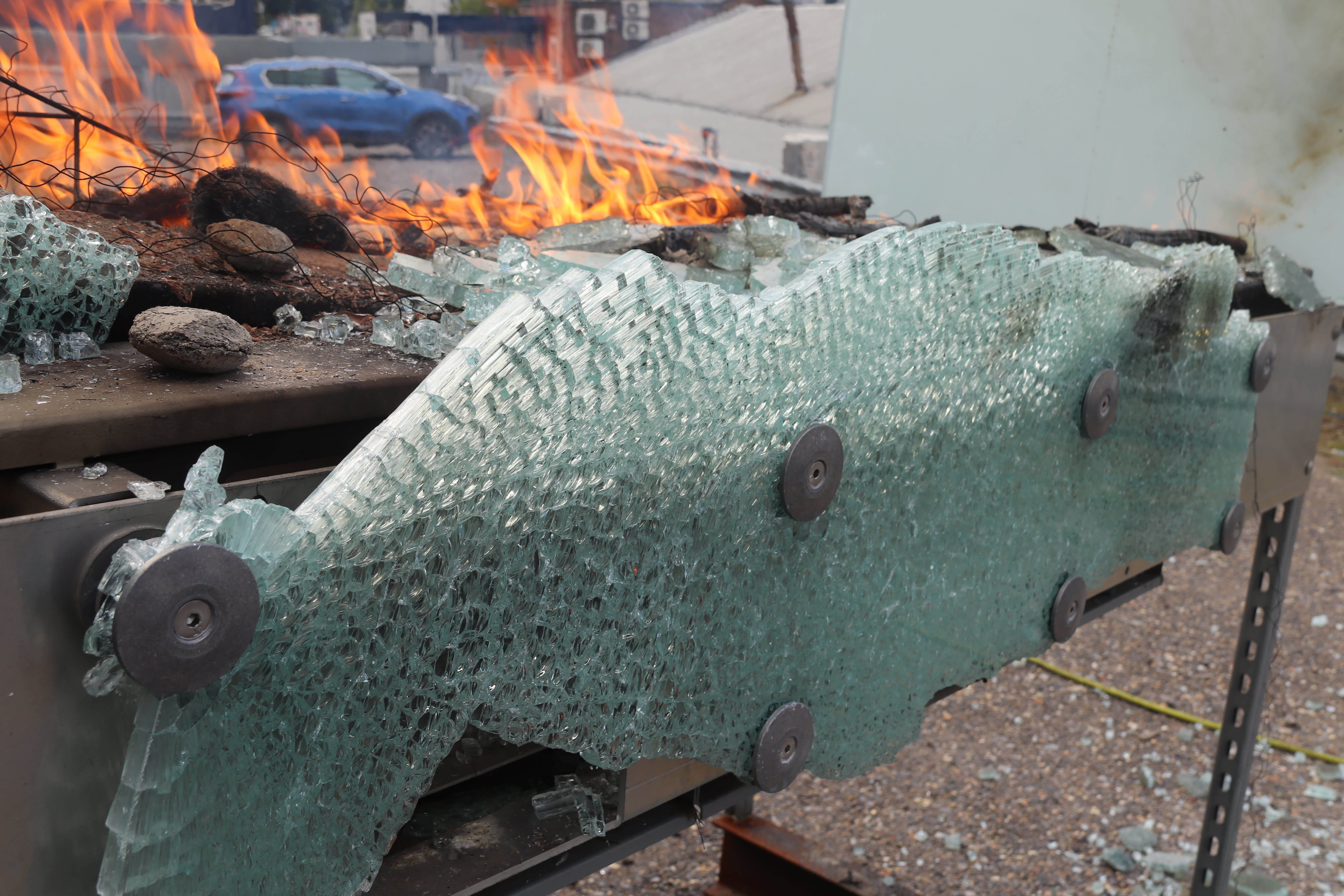 Monolithic vs laminate Glass Fire Safety balcony fire mock-up scenario ...