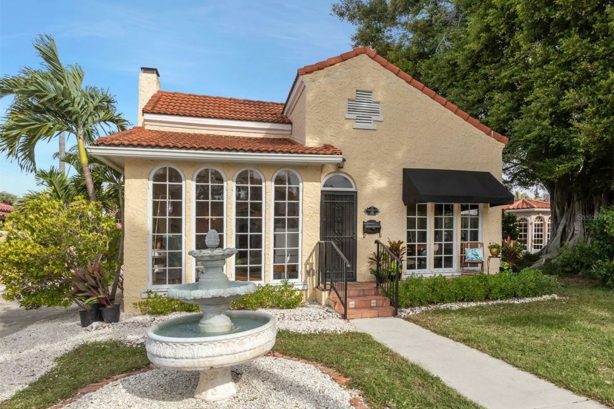 This Almost Century-Old Home Was One of the First Built on Venice ...