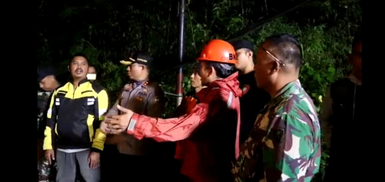 Jalan Penghubung Liwa – Krui Longsor, Arus Lalu Lintas Lumpuh Total ... Jalan Penghubung Liwa – Krui Longsor, Arus Lalu Lintas Lumpuh Total ...
