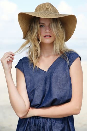 Curve | Women | Select Model Miami | Select Model Management