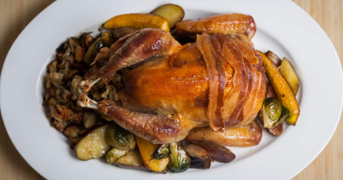 Pintade entière rôtie aux champignons sauvages | Zeste