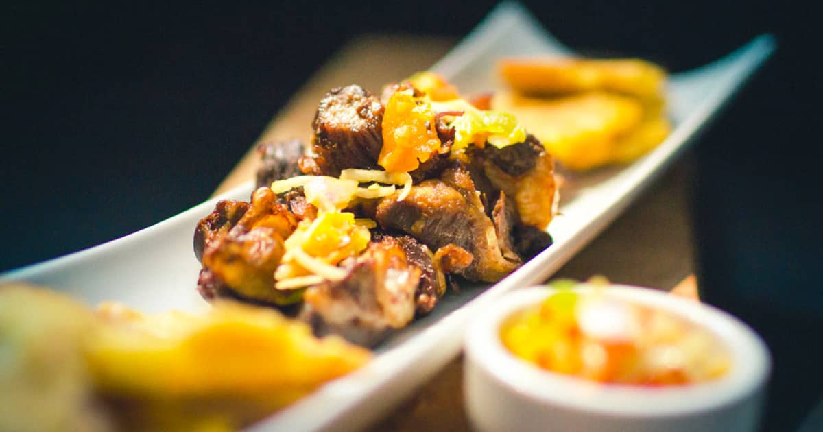 Tasso de cabrit (Chèvre frite avec plantains) | Zeste